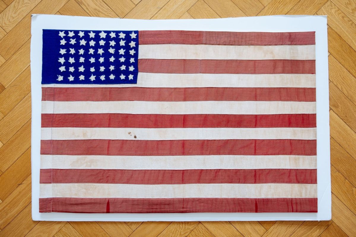 Aktuálně.cz: Back after 80 years. The flag taken by the American ...